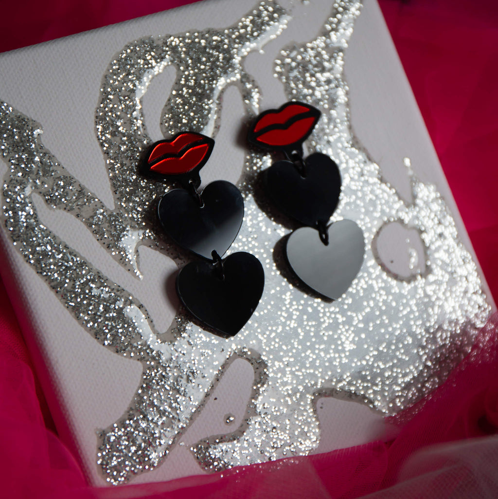 Red lips black heart earrings | WOS